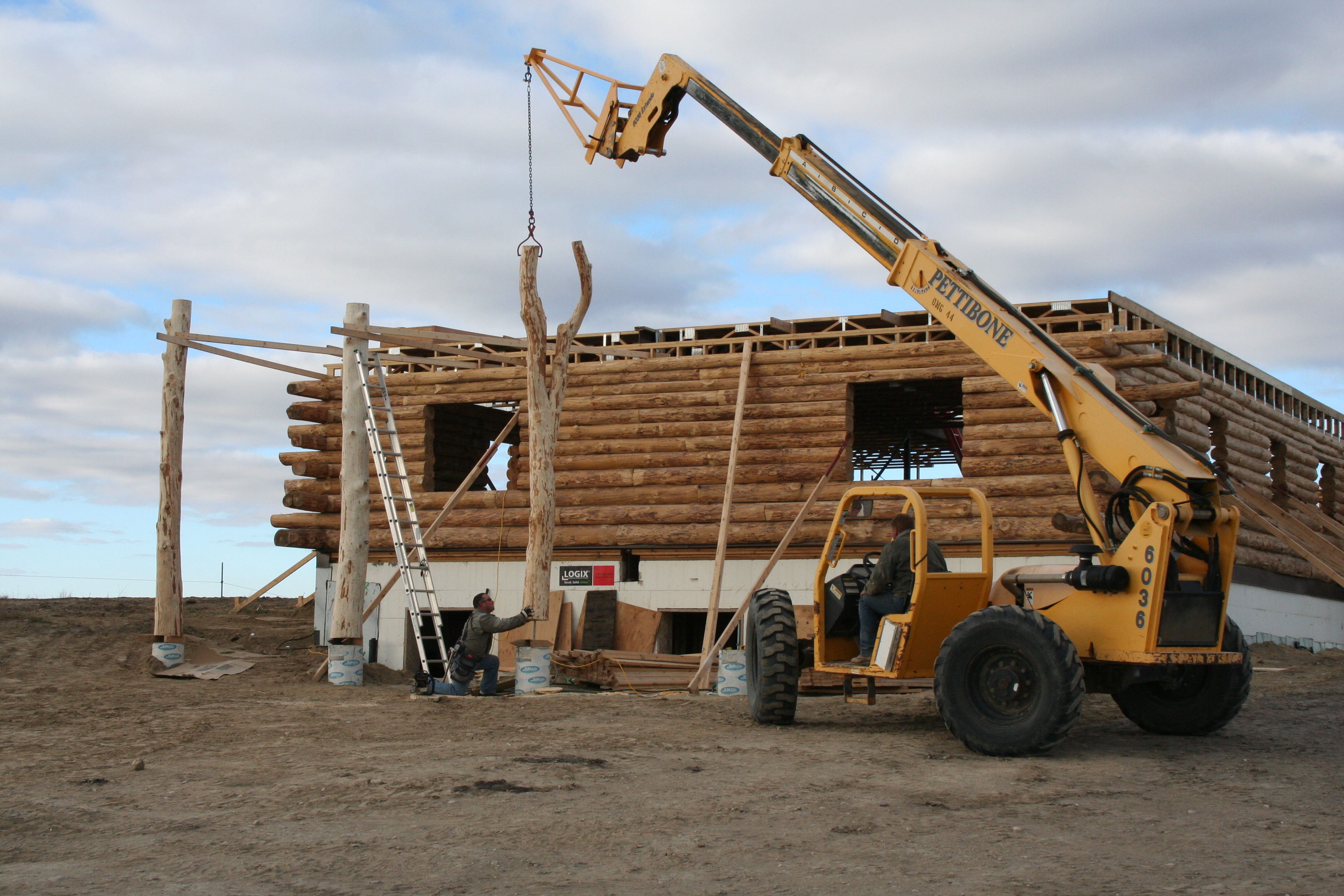 Log Pillars | Coteau des Prairies Lodge